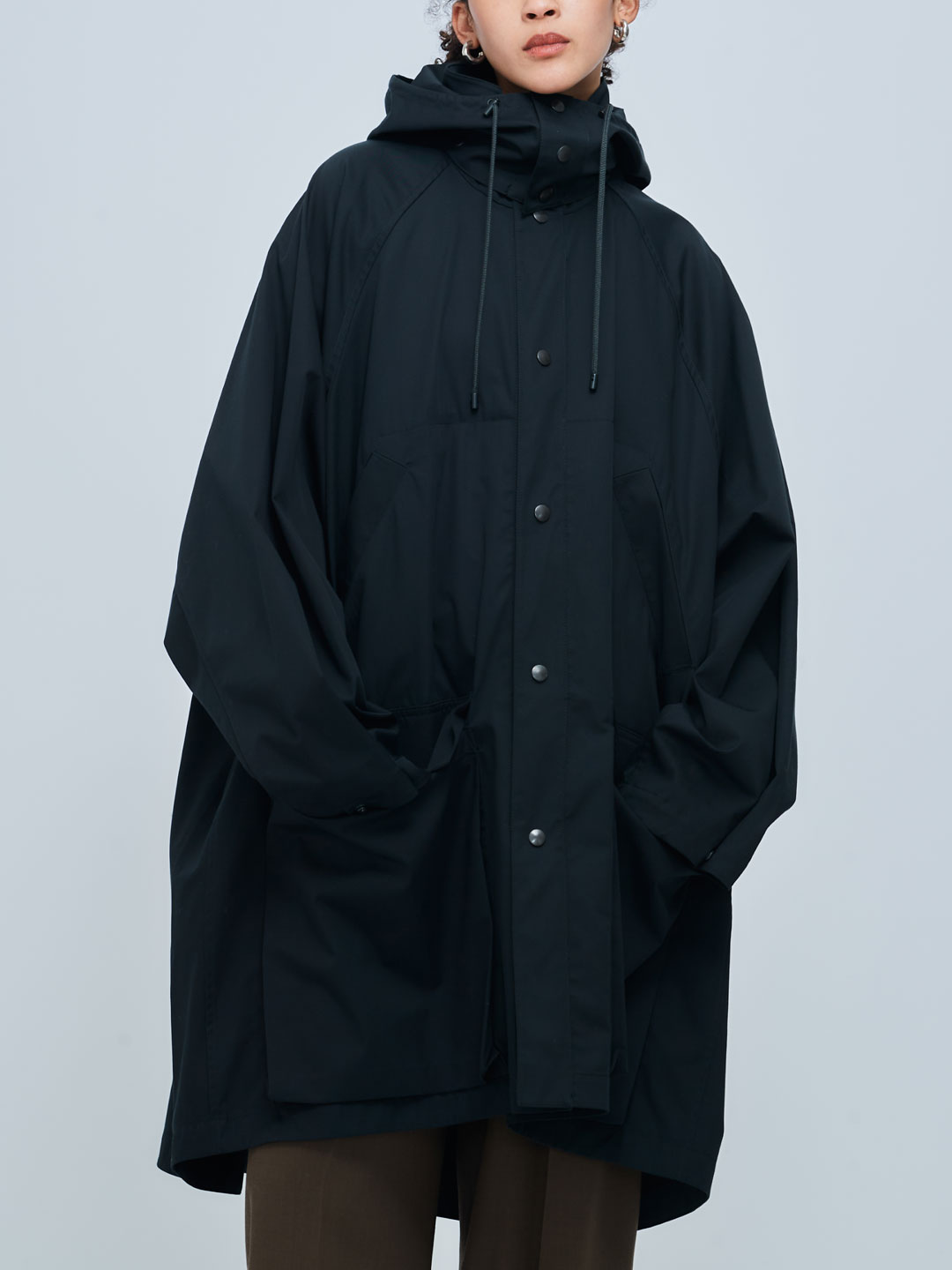 LEMAIRE(ルメール) | ディタッチャブル フード レインコート - ブラック | ESCAPERS ONLINE(エスケーパーズ オンライン)公式通販サイト